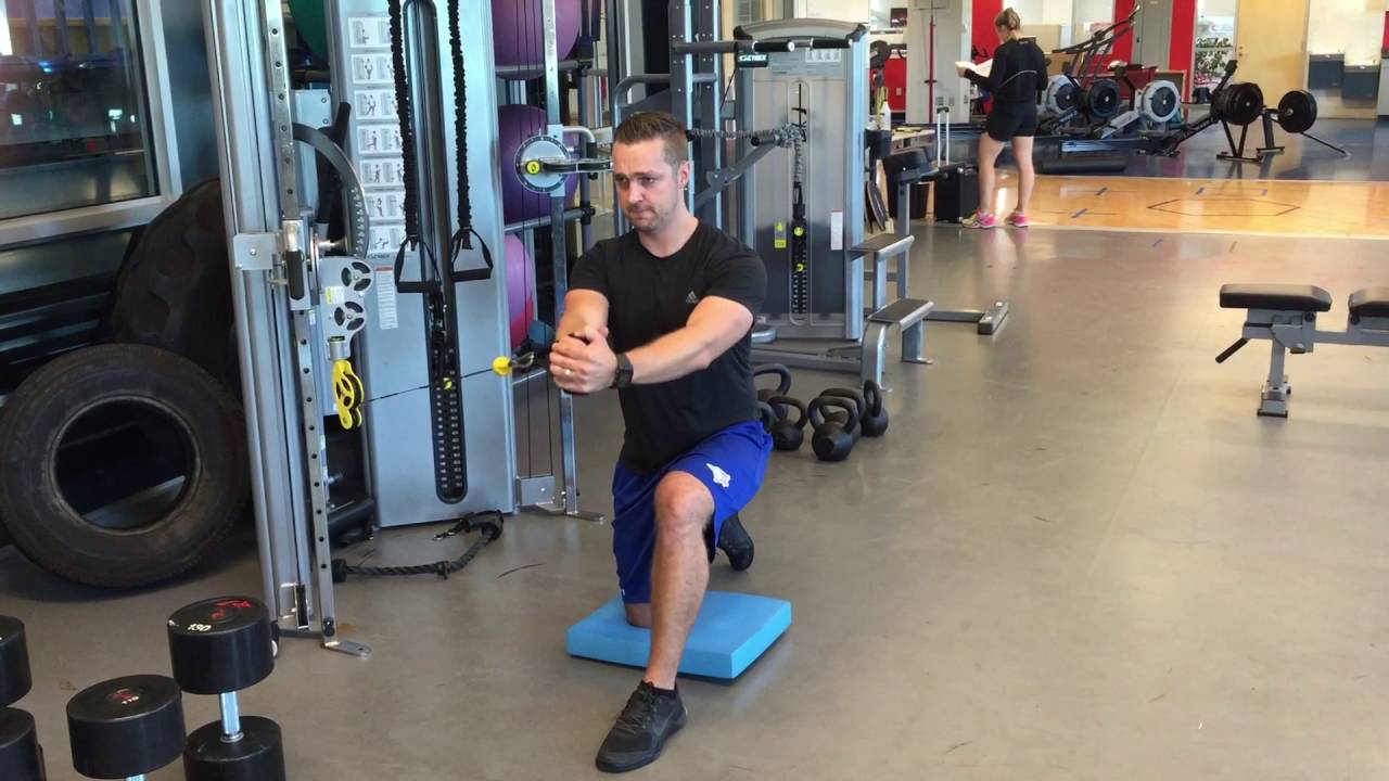 1/2 kneeling anti rotation press - YouTube