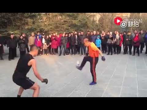 These two grandpas are truly masters of jianzi (shuttlecock) ! Have you played this before?