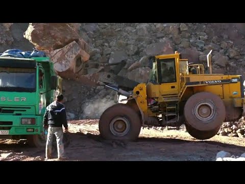 Volvo L150C Loder kamyona büyük kayayı bakın nasıl yüklüyor operatör ustalığını konuşturmuş