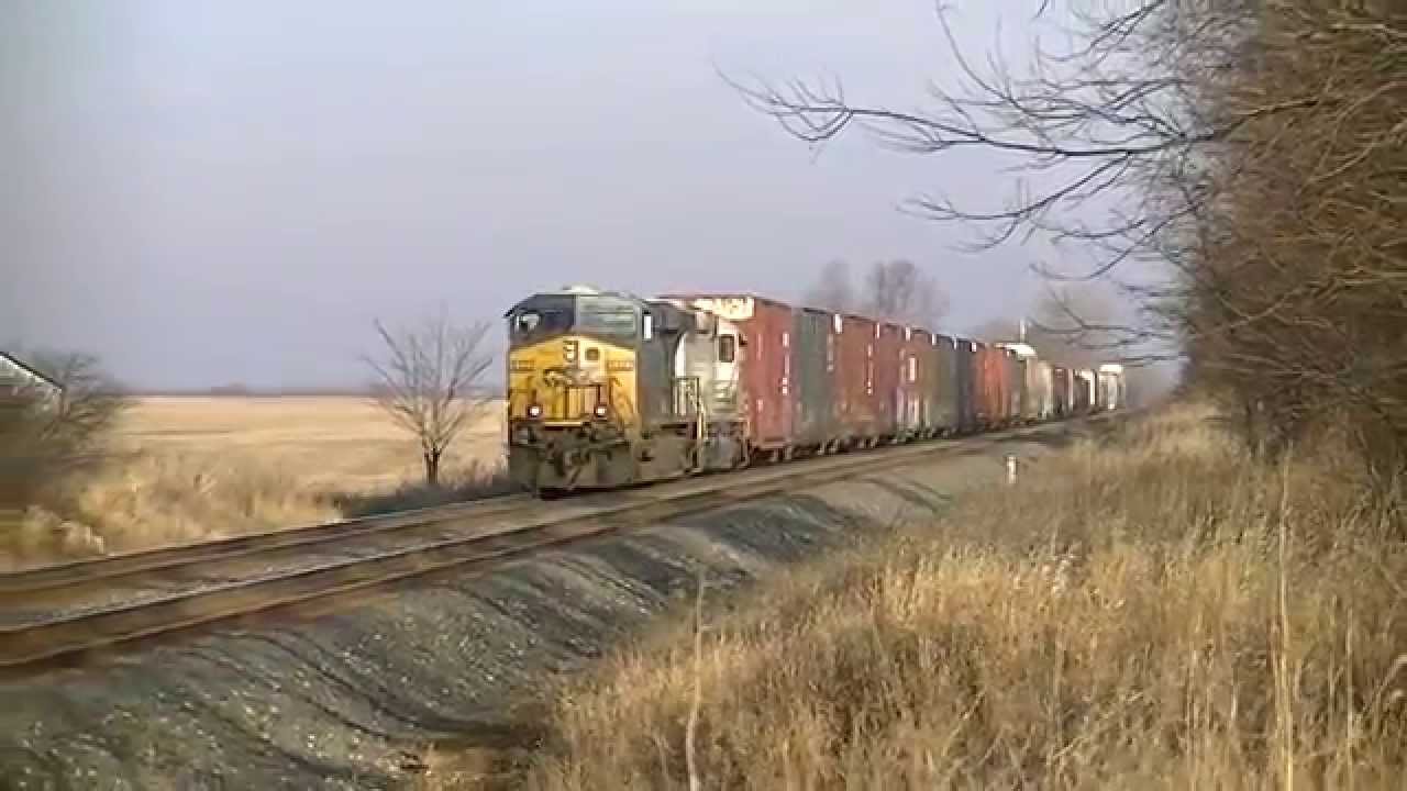 CSX #5323 meets Union pacific #3808 at T33 West of Bellefontaine - YouTube