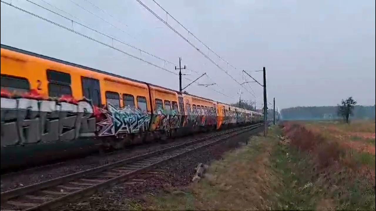 3E/100-030 + SM42 SKPL + 7 sztuk holenderskich DM90 pod Krotoszynem w drodze do Zagorza - YouTube