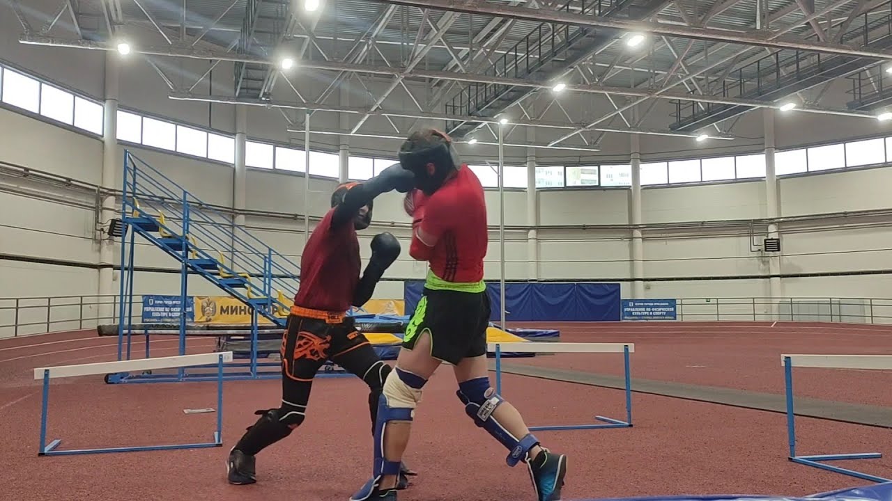 Training boxing sparring with knee injury - YouTube