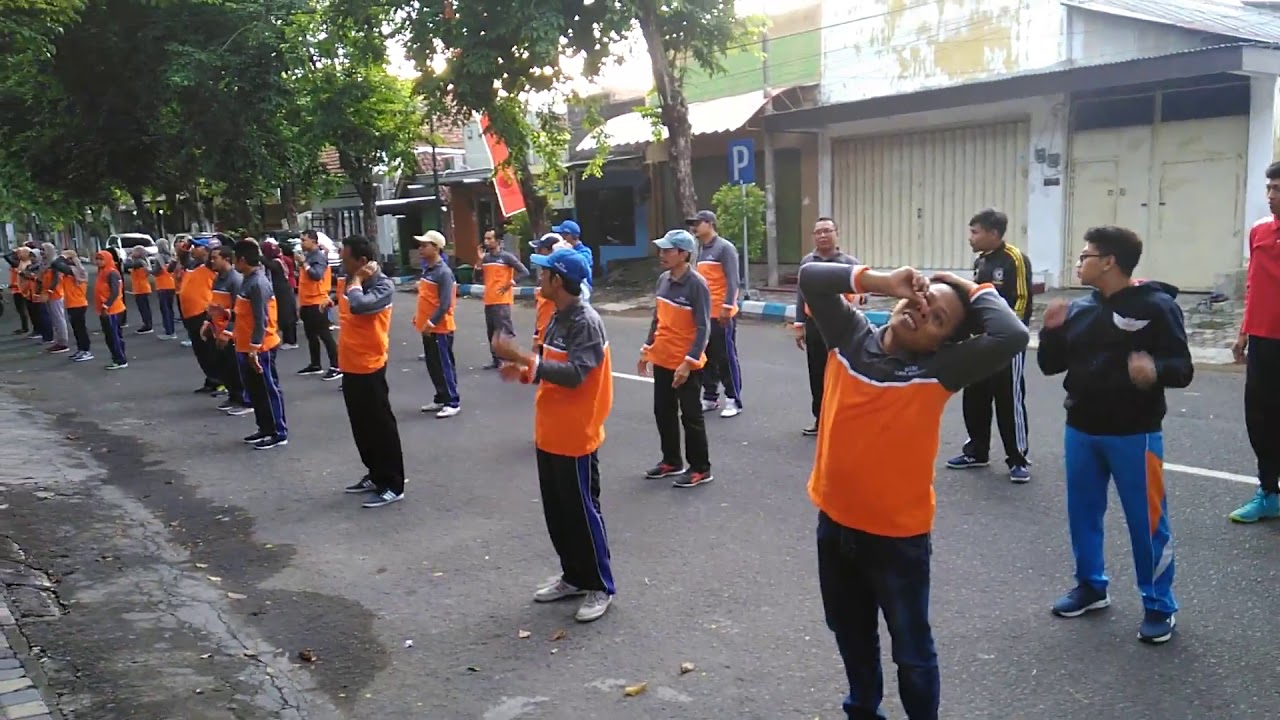 WARMING UP JALAN SEHAT BTM SURYA MADINAH TULUNGAGUNG - YouTube