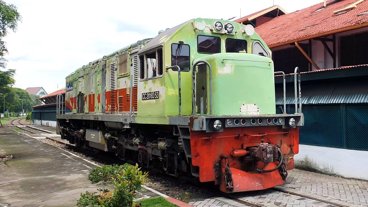 UNIK KERETA API BERUBAH BENTUK !! Kereta Lokomotif CC 201 KOK WARNANYA ...