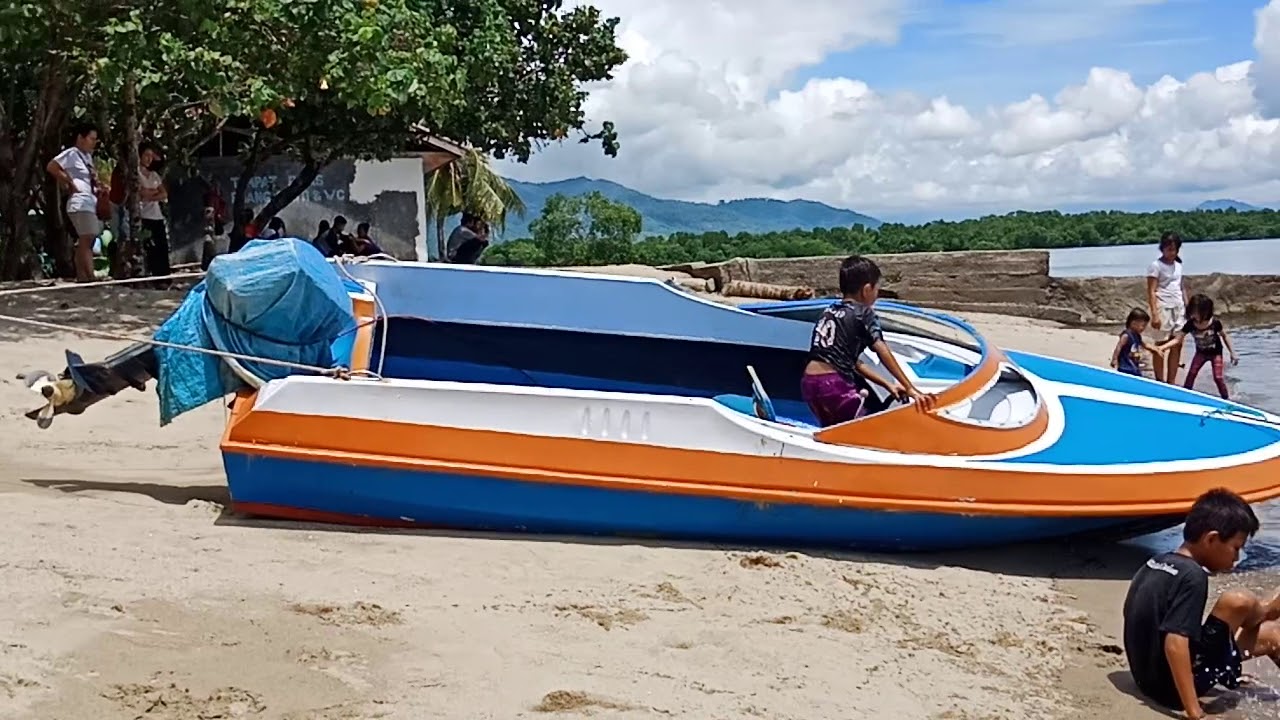 Bermain di pantai labombo - YouTube