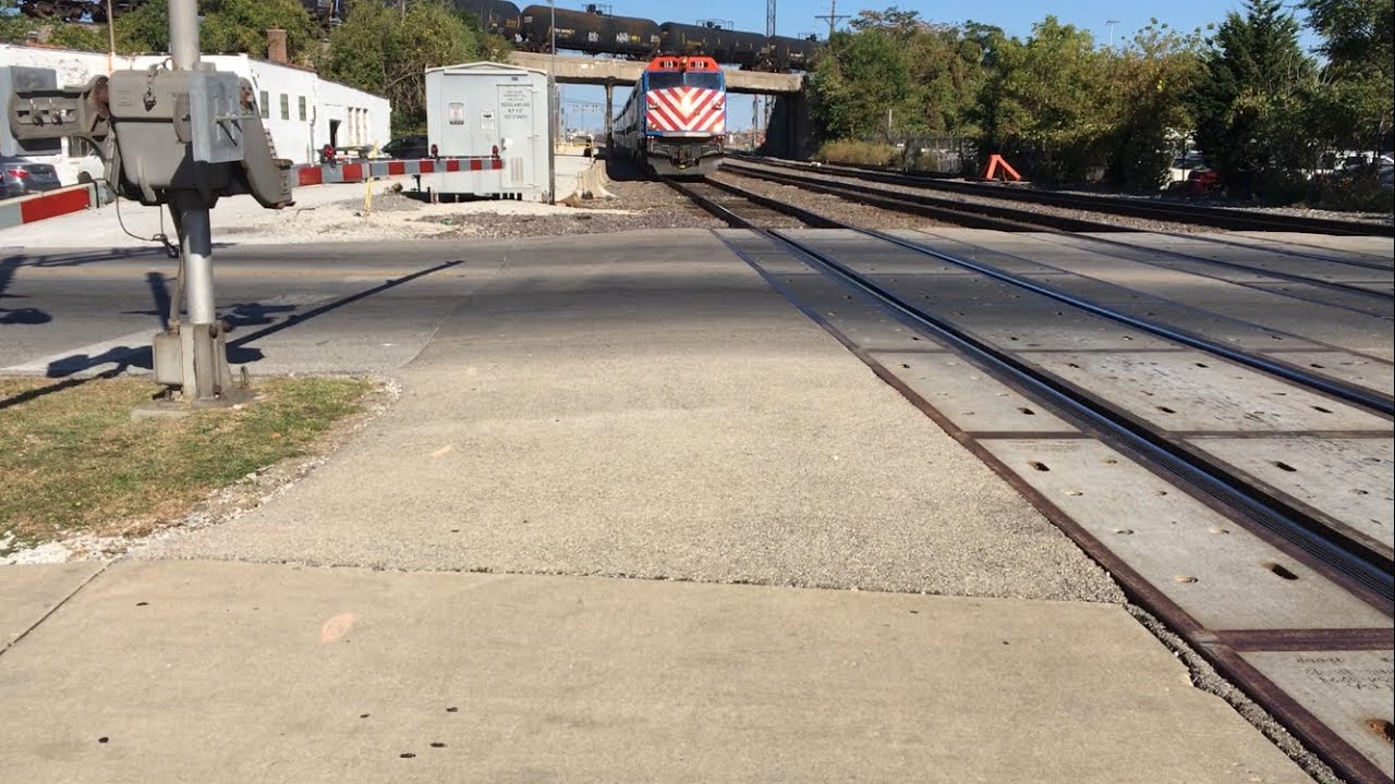 Metra 113 arrives in Berwyn, Illinois - YouTube
