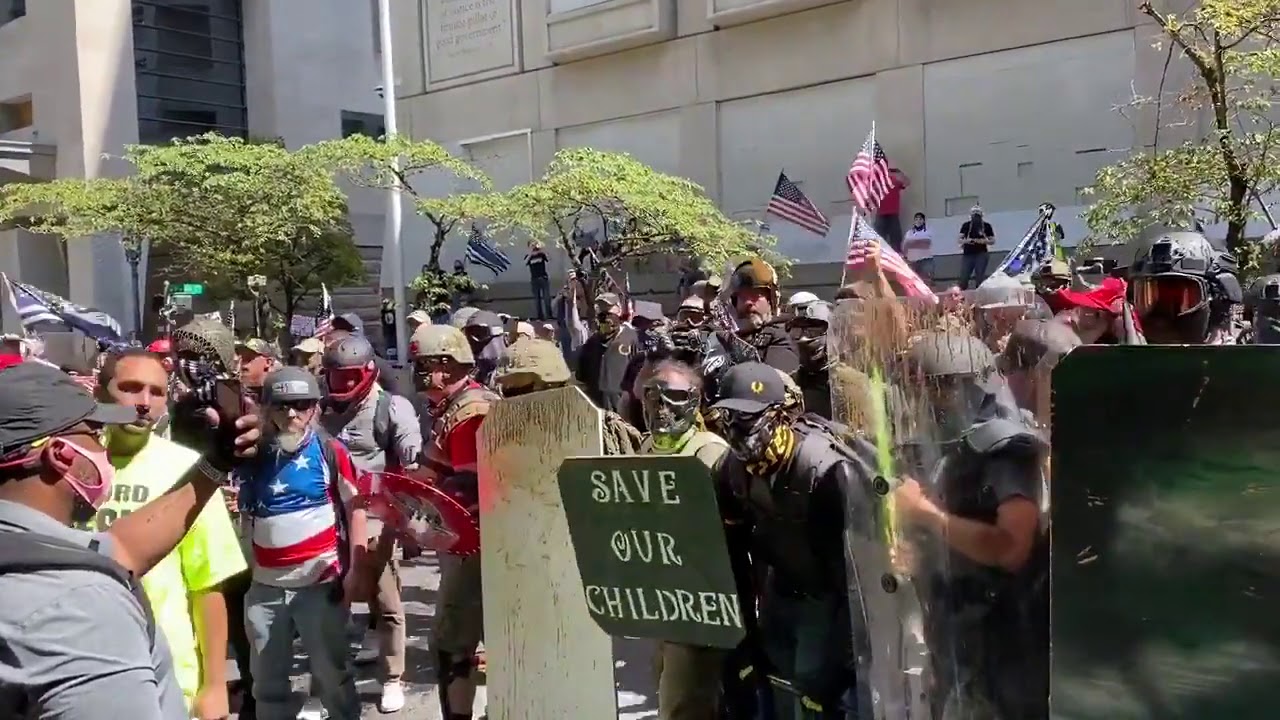 Alan swinney shoots paintballs in the crowd. - YouTube
