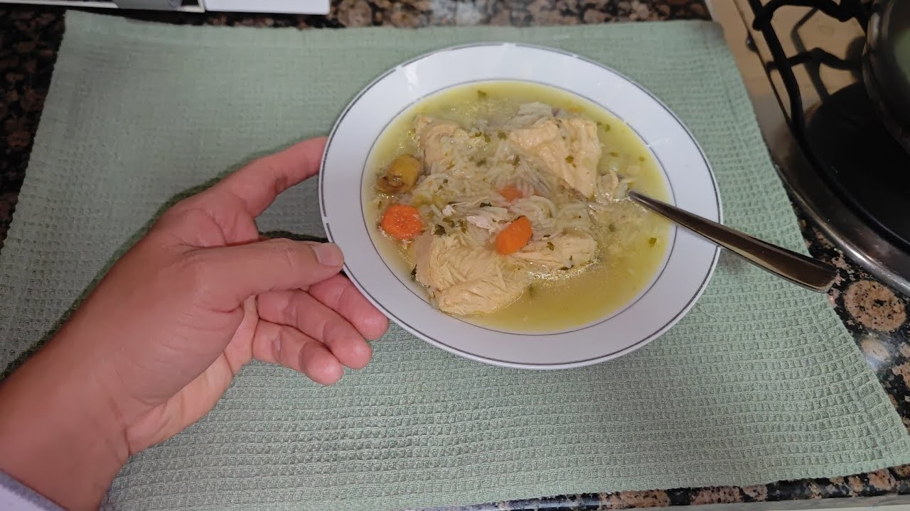 Está haciendo un frío 💨 y mucho resfriado va genial un caldo de pollo 🐔 ...