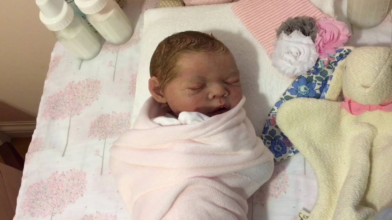 Newborn Baby's 1st Diaper Change 🎀 - YouTube