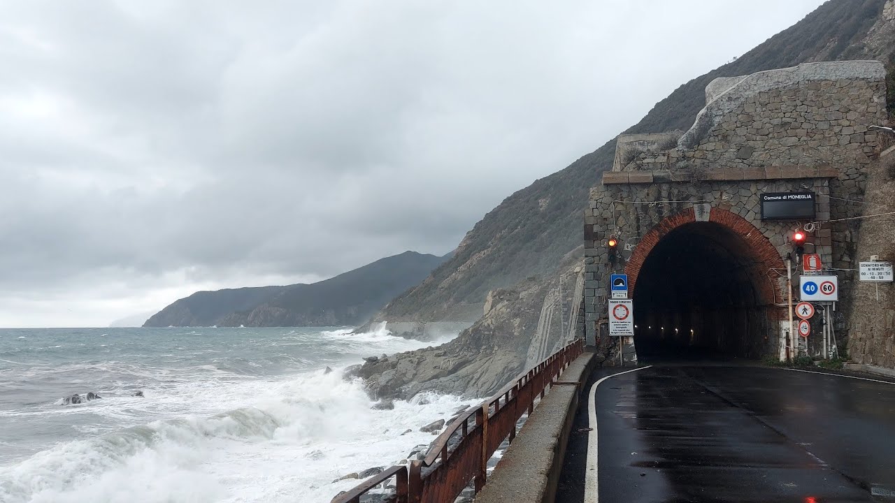 La mareggiata lambisce la strada delle gallerie tra Deiva Marina e ...