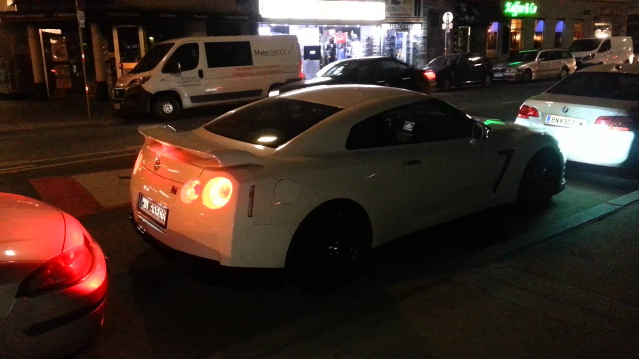 Nissan GT-R R35 Acceleration Sound! in Wien/Vienna - YouTube