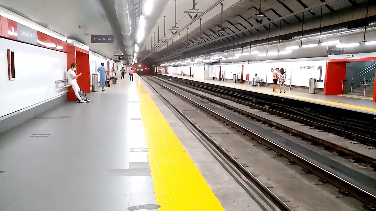 Cercanías Madrid: Llegada de un tren Serie 450 de Renfe a la estación ...