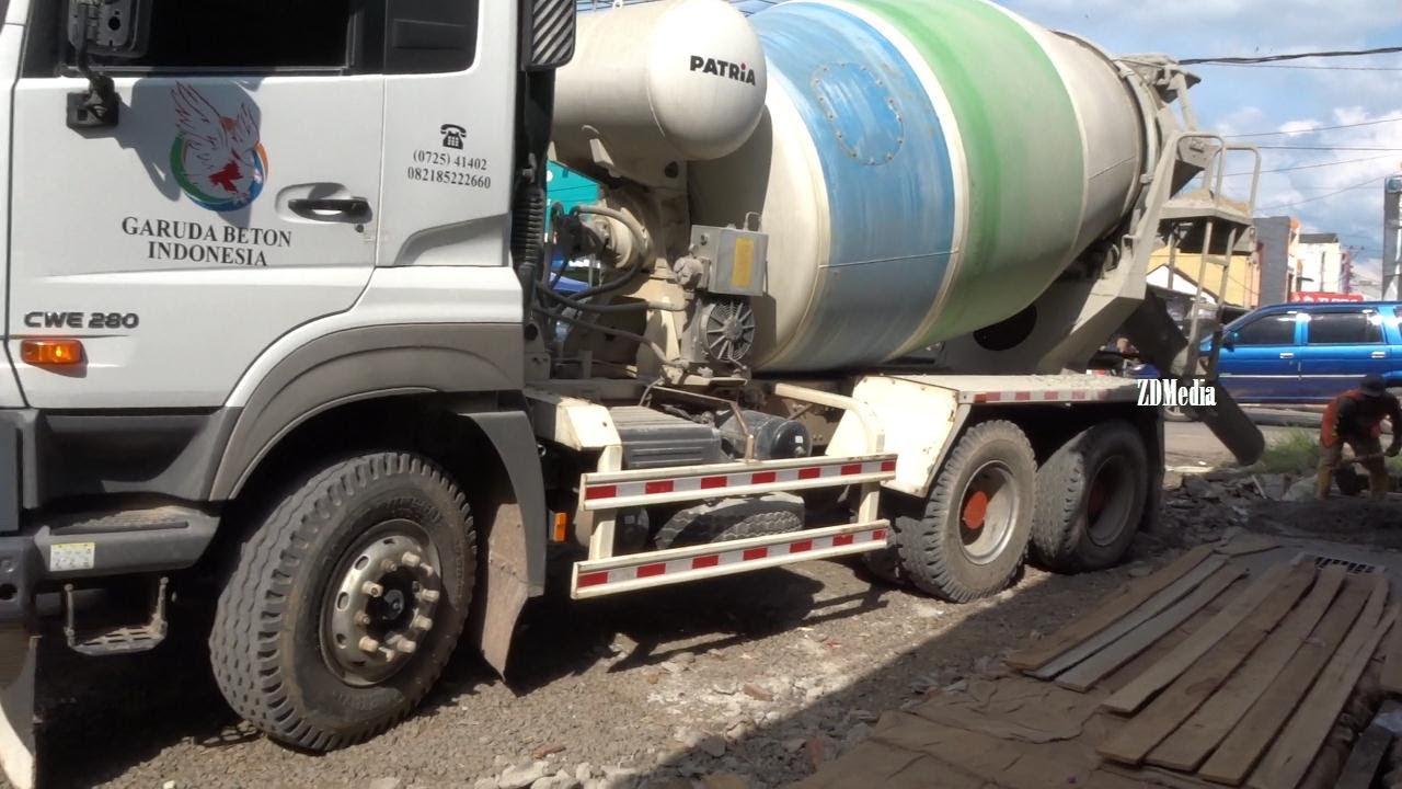 Amazing! Ready Mix Cement UD Quester CWE 280 Concrete Mixer Truck ...