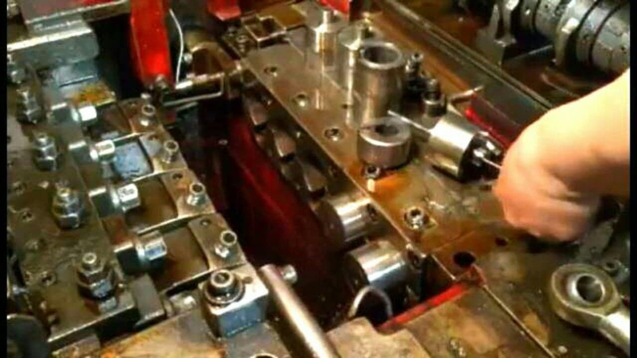 How to Take Out the Molds and Punchers in Bolt Former Machine ...