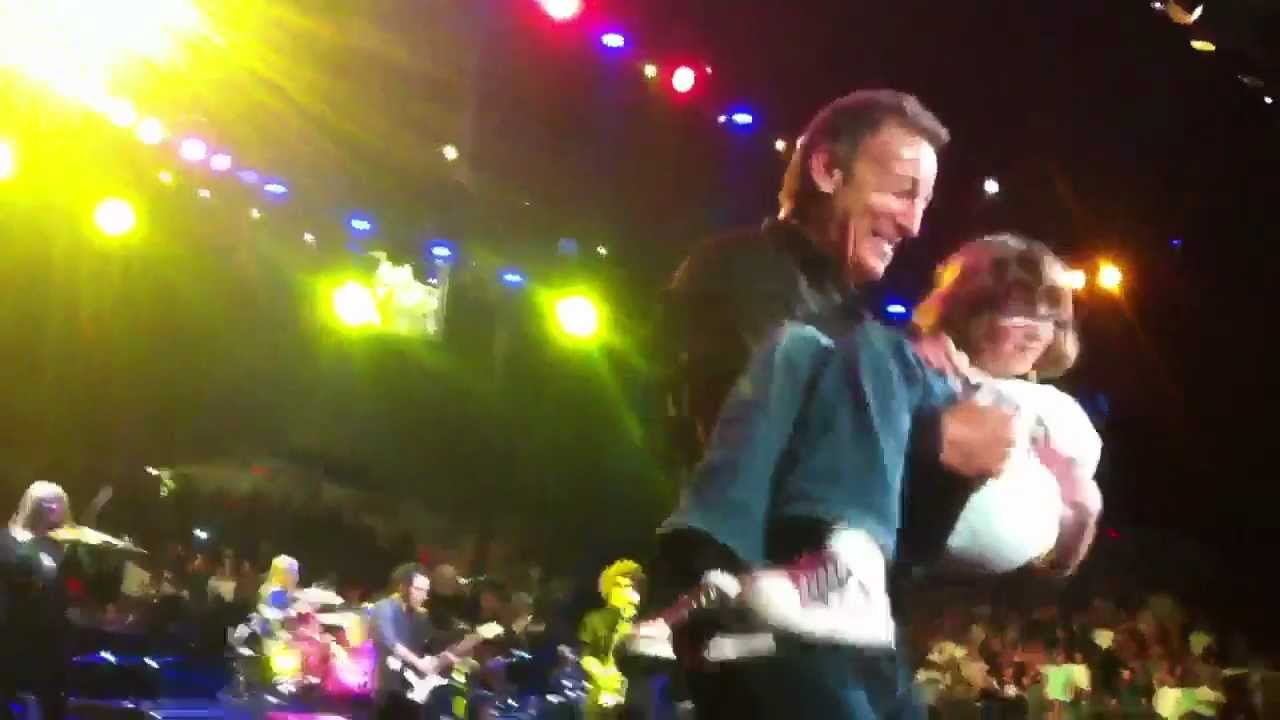 Bruce Springsteen Brings Fan Onstage! Little Girl Sings Waitin' On A ...