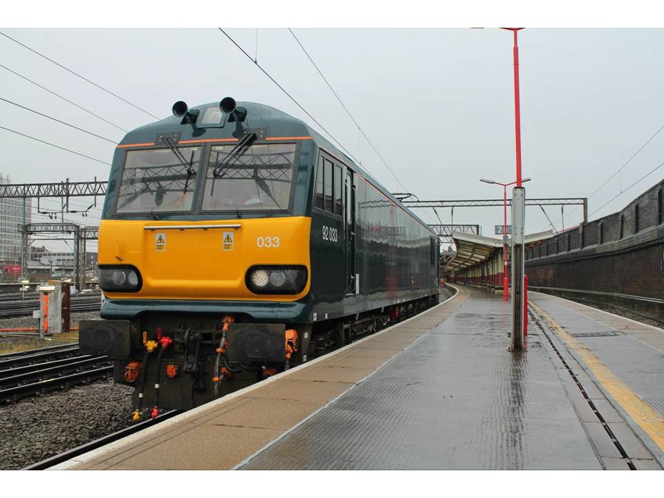 Caledonian Liveried 92033 at Crewe on 0Z32 Crewe to Garston Car ...