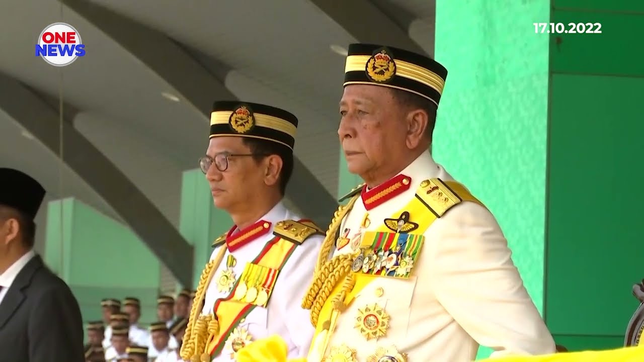 Sultan Kedah cemar duli ke Istiadat Pertukaran Panji-Panji Rejimen ...