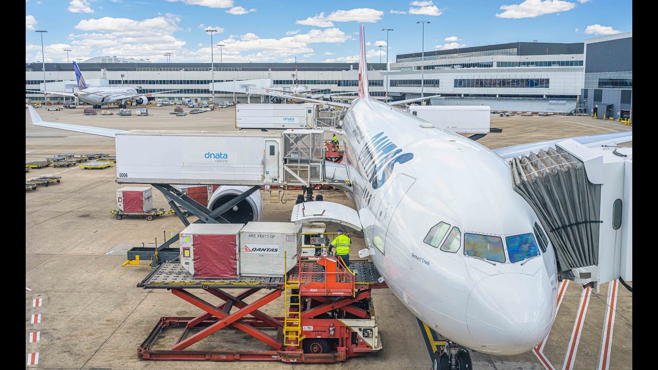 Airbus A330-300 | Qantas QF81 - SYD to SIN | Pushback & Takeoff - YouTube