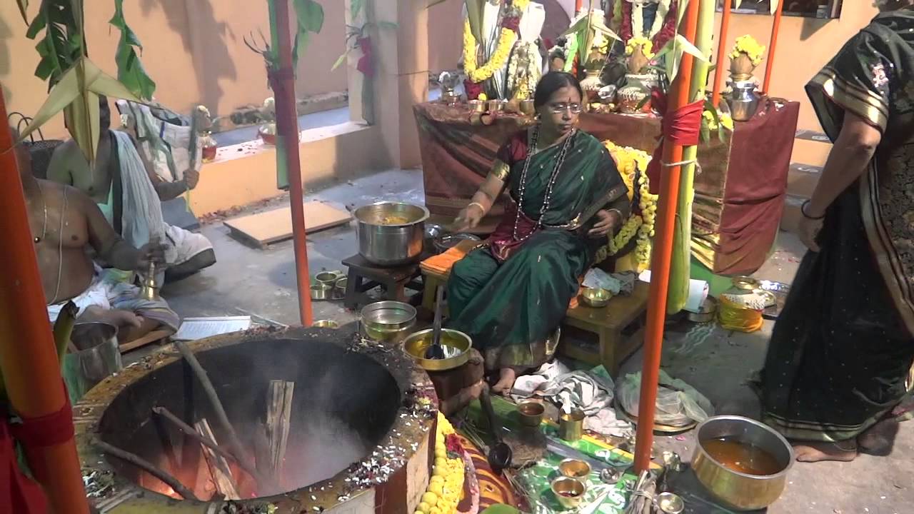 Offering for Maha Kali in the Maha Chandi Homam, Tiruvallur - YouTube
