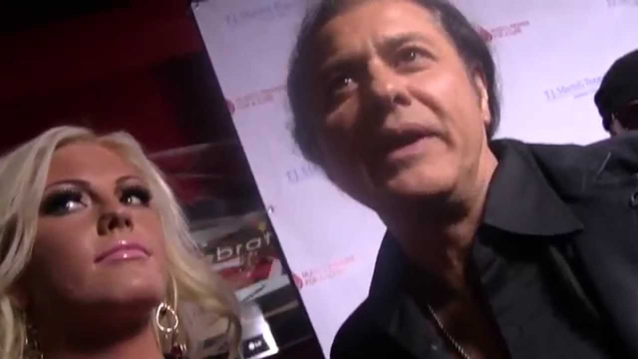 LYNCH MOB Singer Oni Logan Rocks INDIE POWER! - YouTube