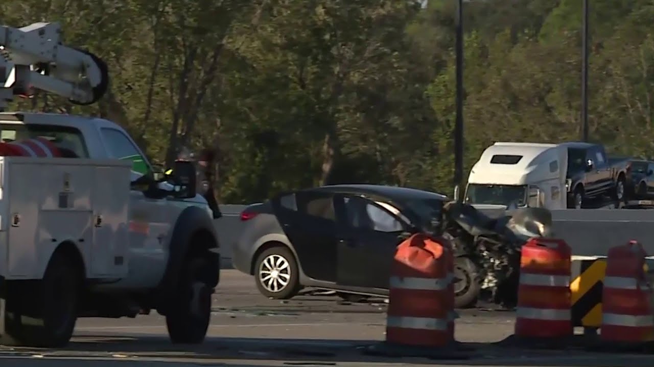 Deadly crash shuts down Katy Freeway - YouTube