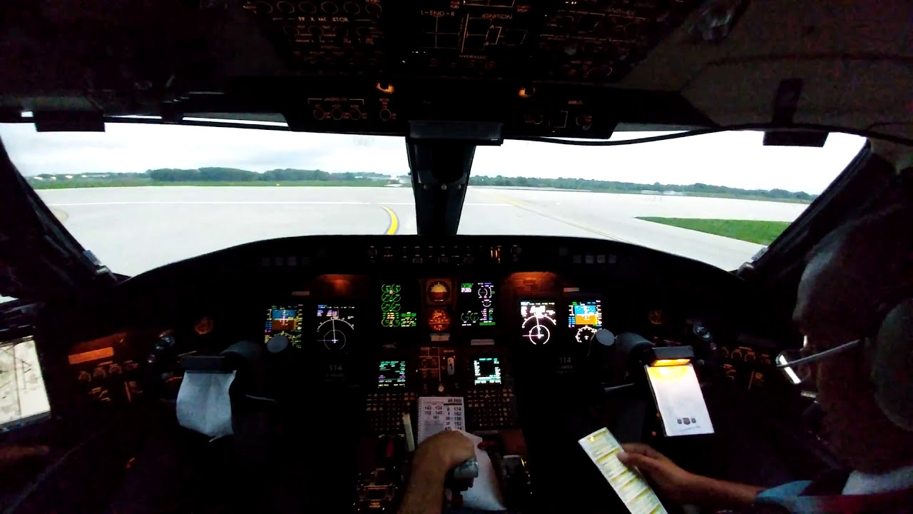 FULL COCKPIT VIEW CRJ200 Takeoff Milwaukee - YouTube