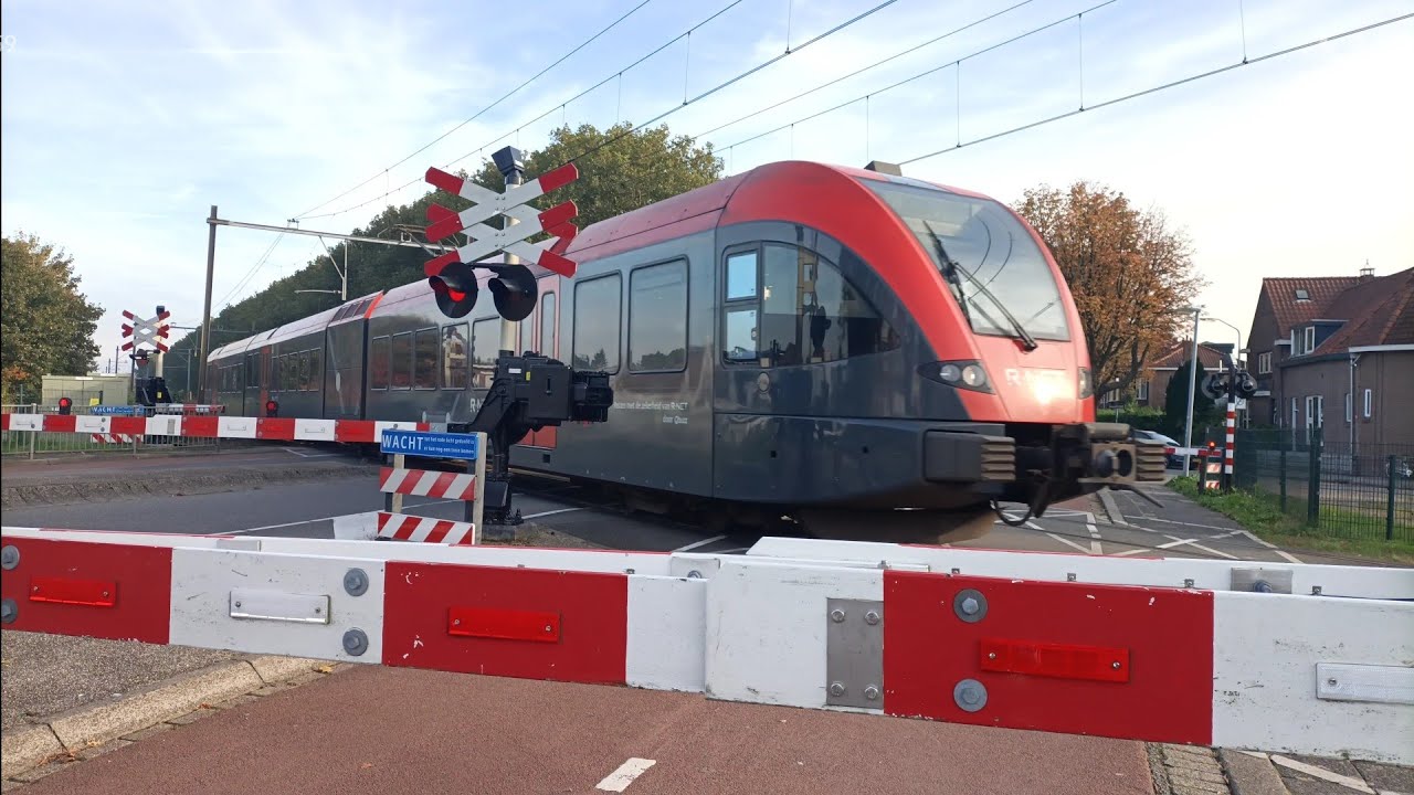 R-Net GTW-E over de spoorwegovergang in Dordrecht - YouTube