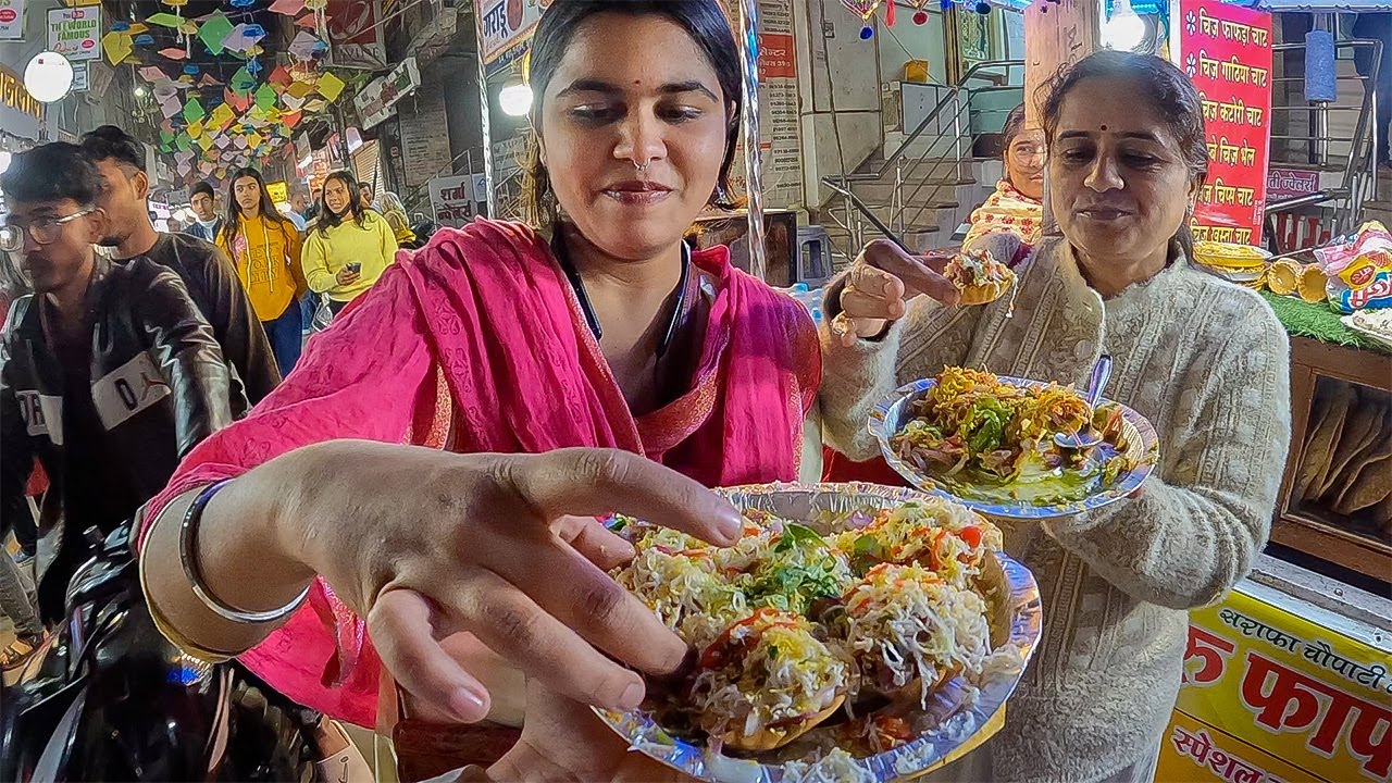 Sharing my Chaat with locals in Sarafa Bazaar 🇮🇳 - YouTube