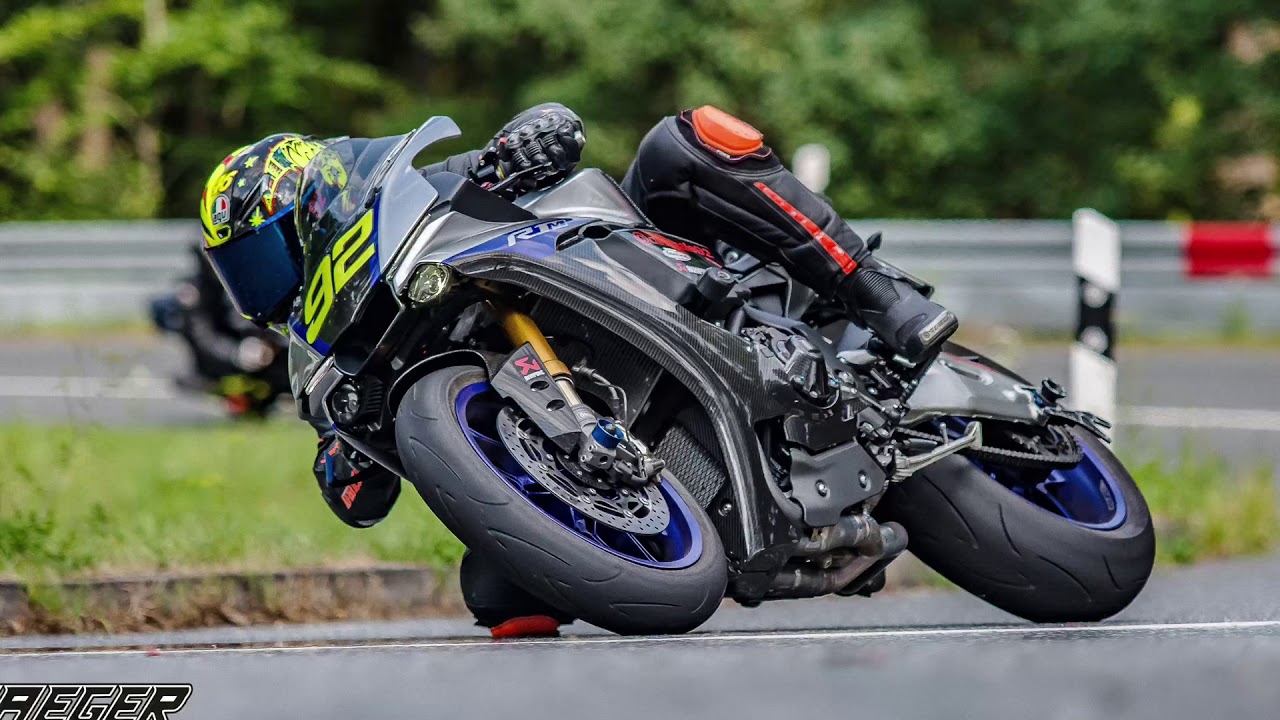 Yamaha YZF R1M 2018 Akrapovic Evolution Titan Full Carbon - YouTube