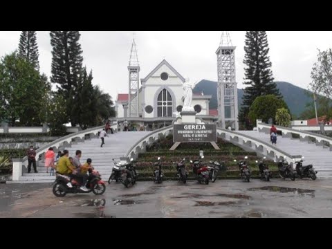 Perayaan Misa Malam Natal di Kota Ruteng terpantau berjalan aman dan ...