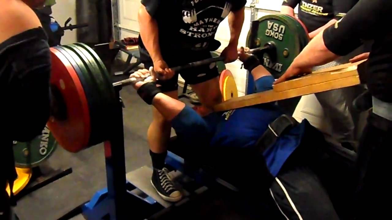 Eric Hubbs nails 700 on the bench - YouTube