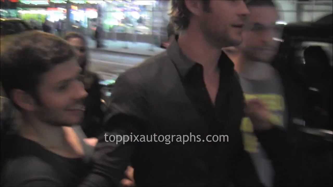 Chris Hemsworth - Signing Autographs at a 'Rush' Q & A in NYC - YouTube
