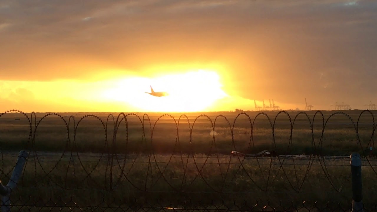 Air Canada 787-9 sunrise arrival into Brisbane airport - YouTube
