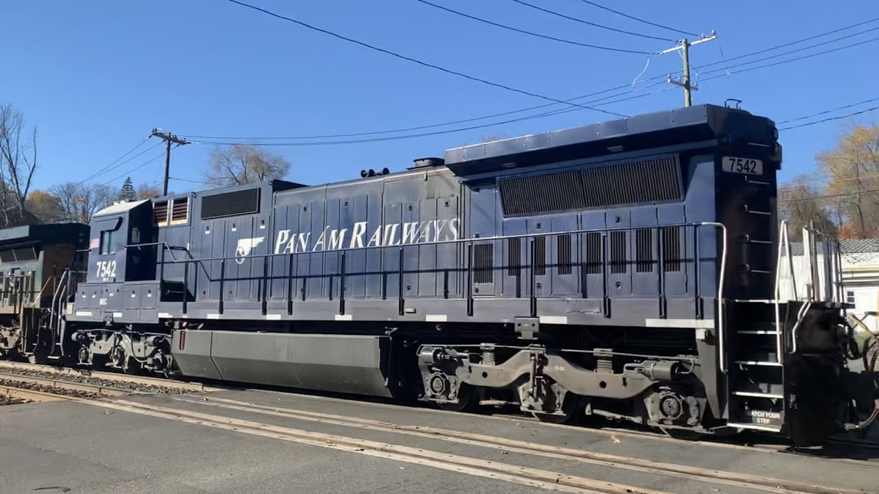 CSX X264 with a Pan Am C40-8 in West Springfield, MA 11/03/22 - YouTube