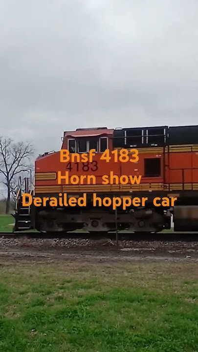 Bnsf 4183 horn show, derailed hopper car - YouTube