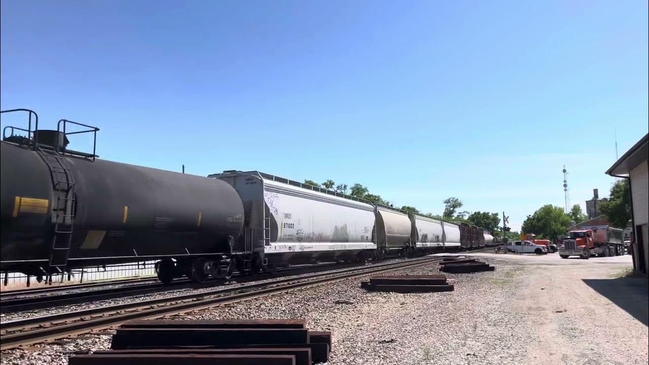 BNSF 8598 East at Mazon Street in Coal City, Il - YouTube