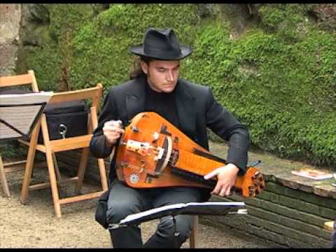 Marc Egea improvisació musical amb viola de roda - YouTube