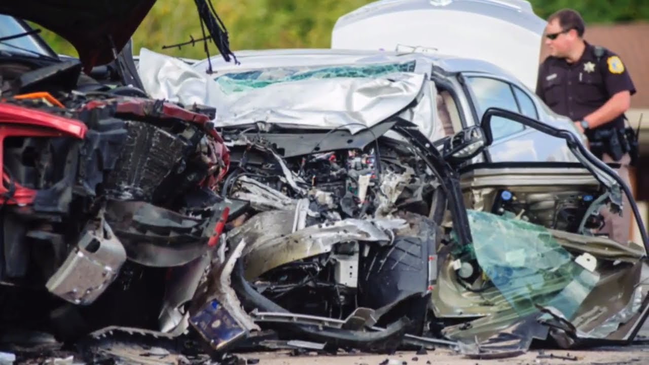 Fatal head-on car-truck crash - YouTube