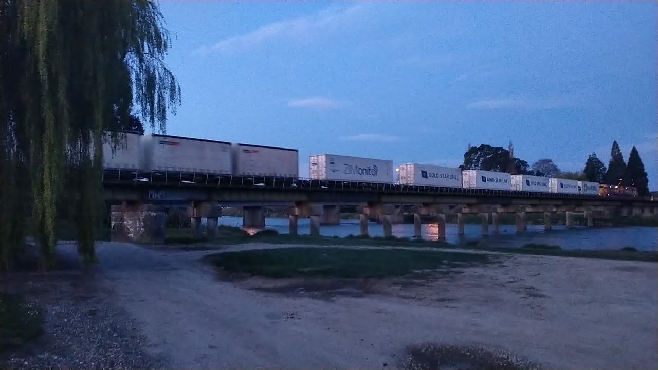 DFM 7226 and DFB 7241 Rumbling Over the Gore Rail Bridge - YouTube
