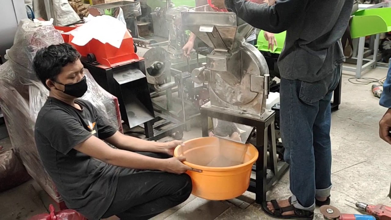 Mesin Penggiling Gula Aren atau Gula Semut - YouTube