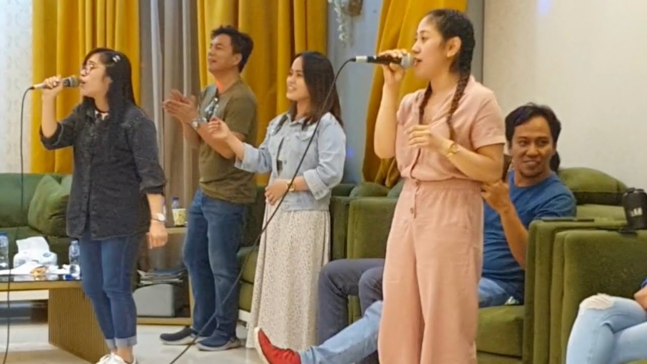 Masayang Kantahan sa Esteraha - YouTube