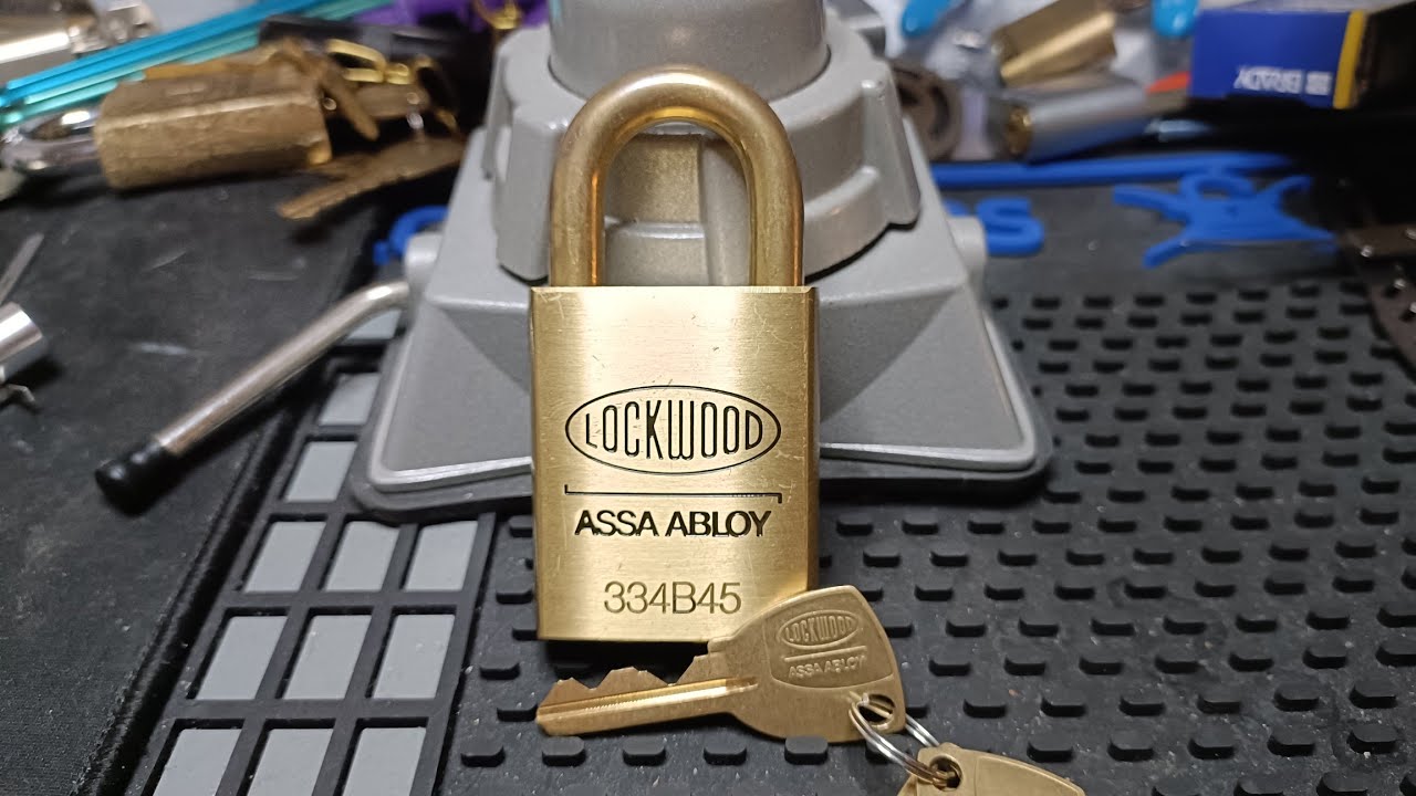 Lockwood 334B45 With Brass Shackle - YouTube