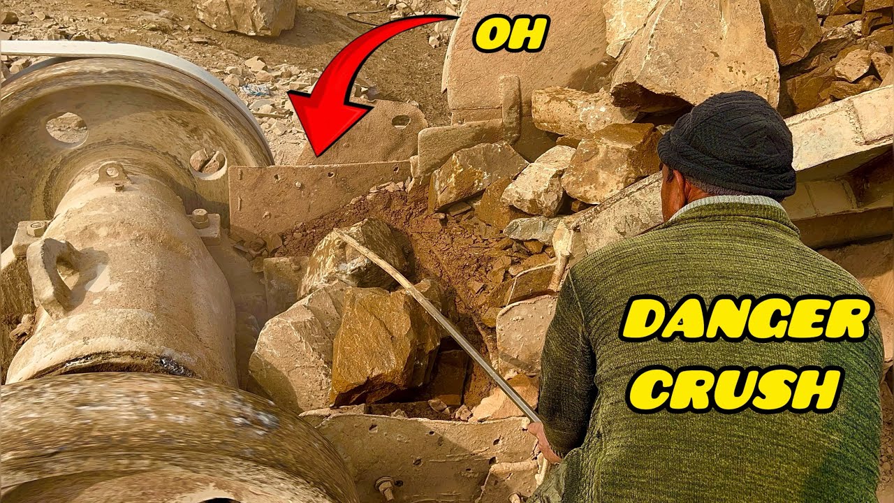 “The Big Stuck Rock Crushing 👹A Giant in Action”A Man Danger ☠️Work A ...