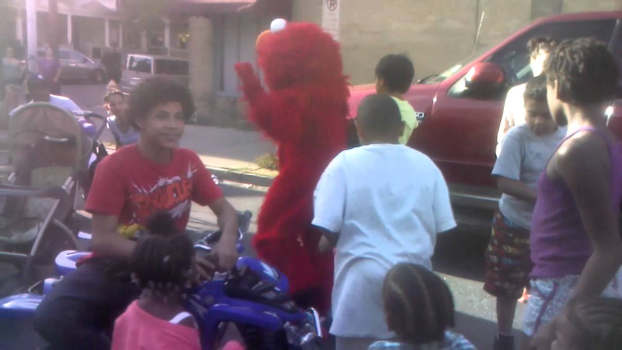 London vs elmo - YouTube