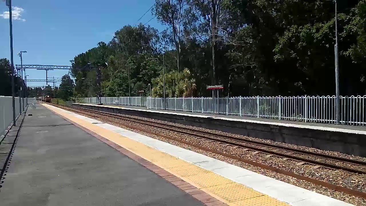 PNQ's PN003 passes thru Elimbah Station on #87P0 to Moolabin 06/12/2017 ...