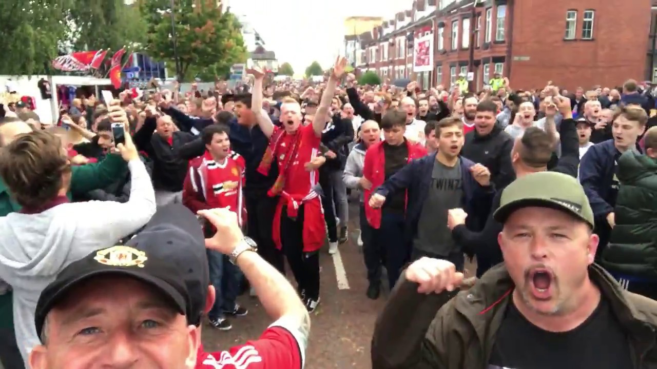 manchester united Toll Gate Reds on the march to old trafford - YouTube