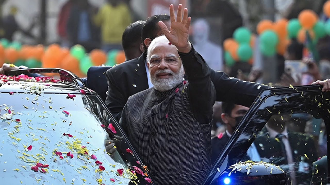 PM Modi holds mega roadshow in Delhi, arrives at NDMC Center for BJP's ...