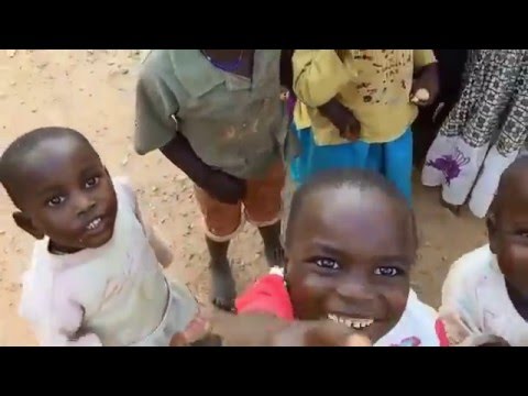 Ugandalı çocukların kendilerini telefonun ekranında ilk kez gördüklerinde verdikleri tepki