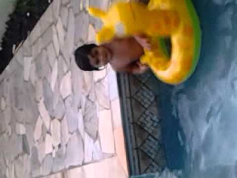 Ryhana dancando funk na piscina