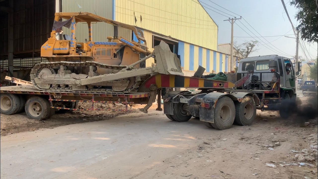 Bulldozer Unloading Operator អាប៉ូលបើកចុះ - YouTube